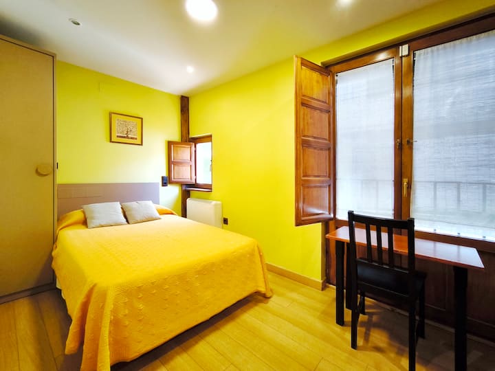 Lit Double / Salle De Bain Privée - Jaune - Segovia