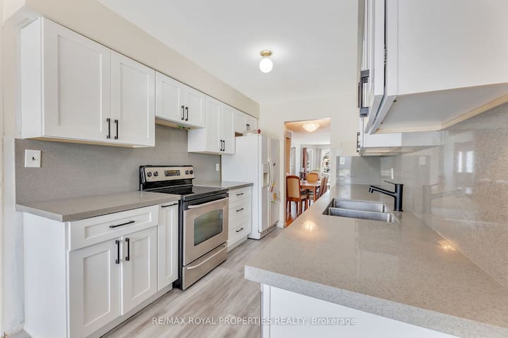 Cozy Ajax Stay For Families - Ajax