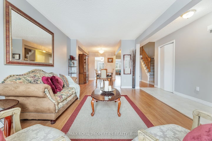 Cozy Ajax Stay For Families - Ajax