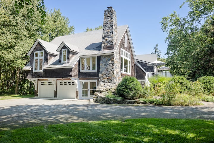 Sunlit Modern Jamestown Estate - Jamestown, RI