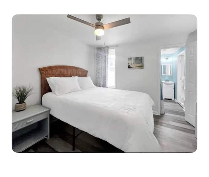 Tidy Apartment Near Hospital/pcc - Pensacola, FL