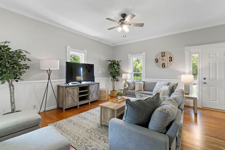 New Modern Farmhouse Outdoor Oasis, Families, Pets - Springfield, MO