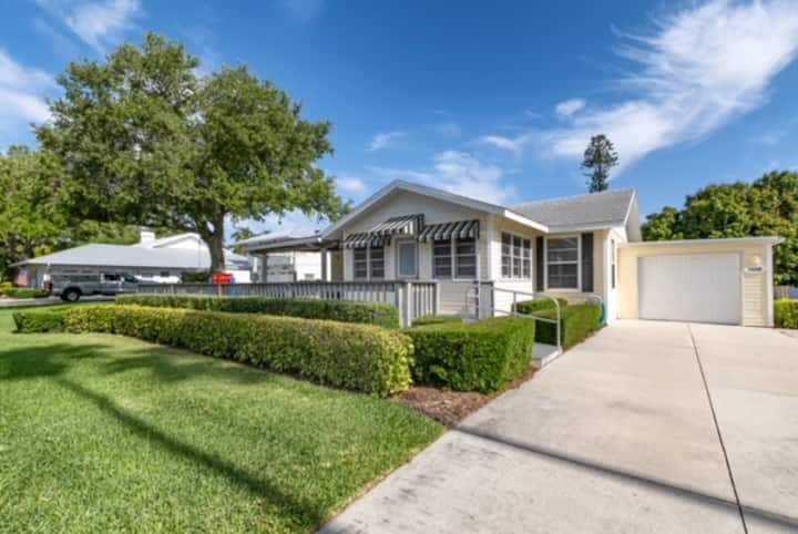 Cottage Two Miles From Beach Causeway - Anna Maria Island, FL