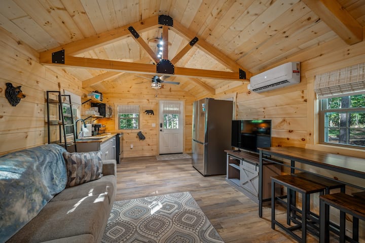 Bear Cave Forest Retreat Cabin + Hot Tub Getaway - Mentone, AL