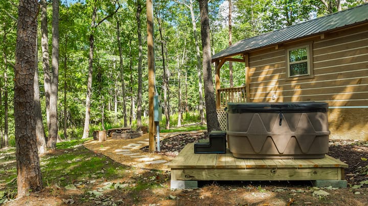 Bear Cave Forest Retreat Cabin + Hot Tub Getaway - Mentone, AL