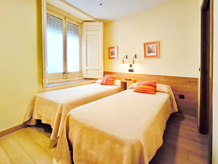 Deux Lits Simples / Salle De Bain Privée - Orange - Segovia