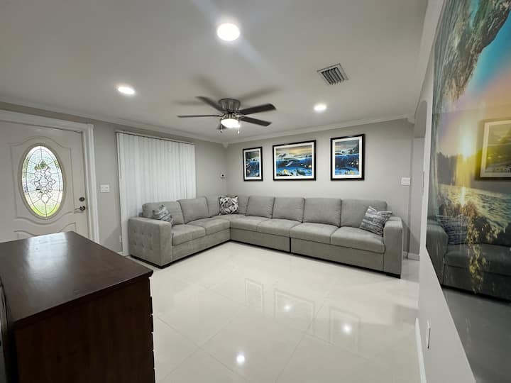 Entire Home Family Fun House - Apollo Beach, FL