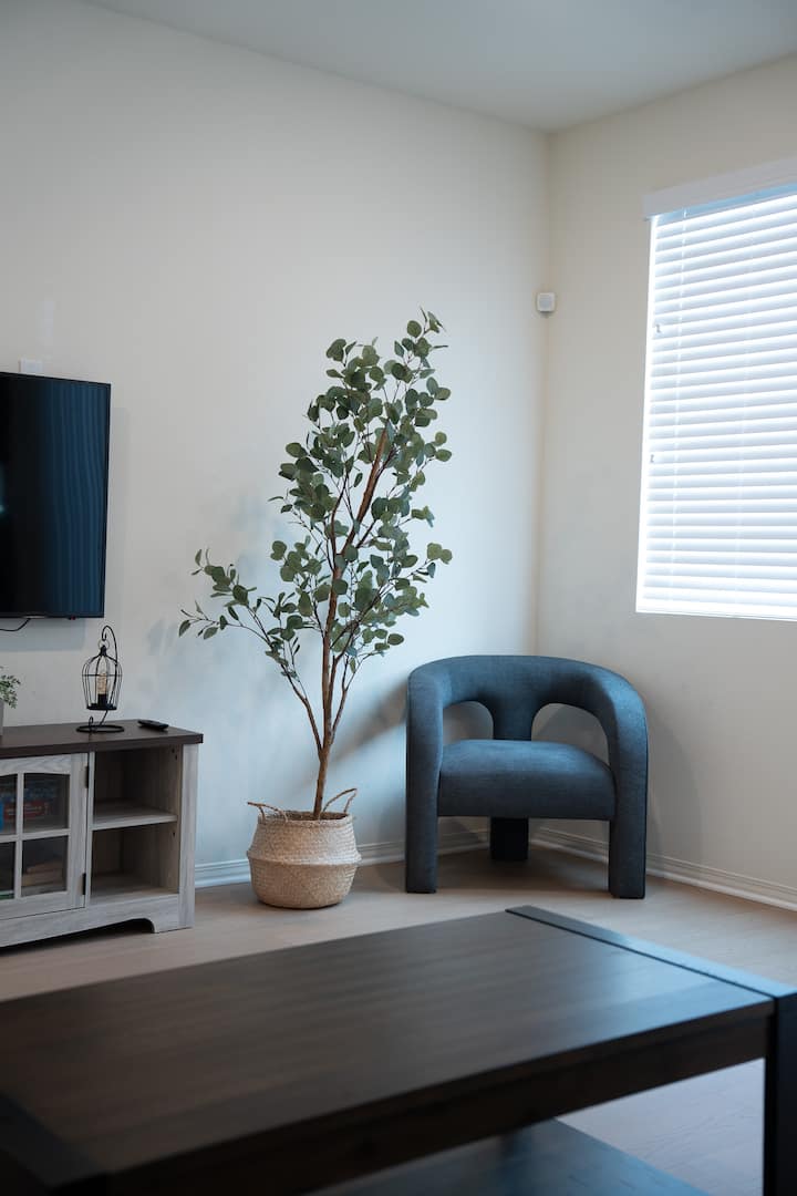 New! Comfy Cozy 3 Bedroom Home Near Ont - Eastvale, CA
