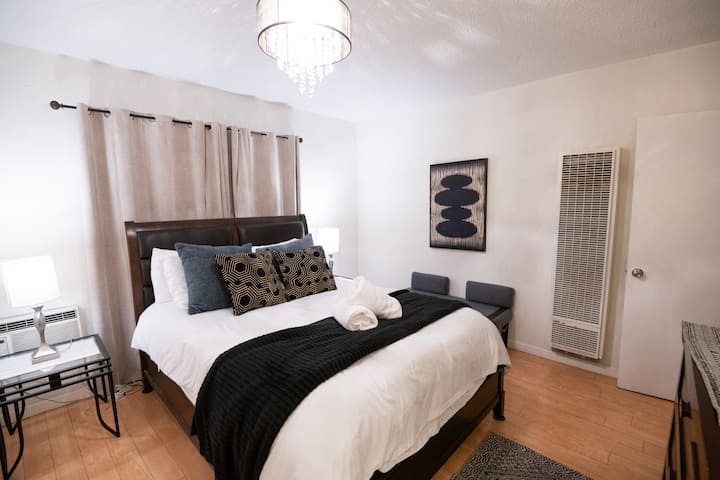 Cozy 2 Bed/1 Bath Haven In Weho - West Hollywood, CA