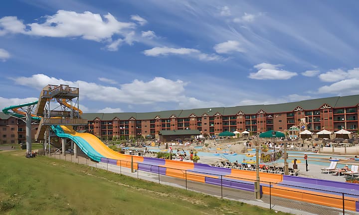 Wyndham Glacier Canyon Resort: 1-br Deluxe Suite - Lake Delton, WI