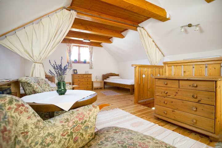 Whole House With Garden - エゲル