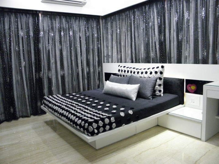 Monochromic Room 2nd Floor - Mumbai