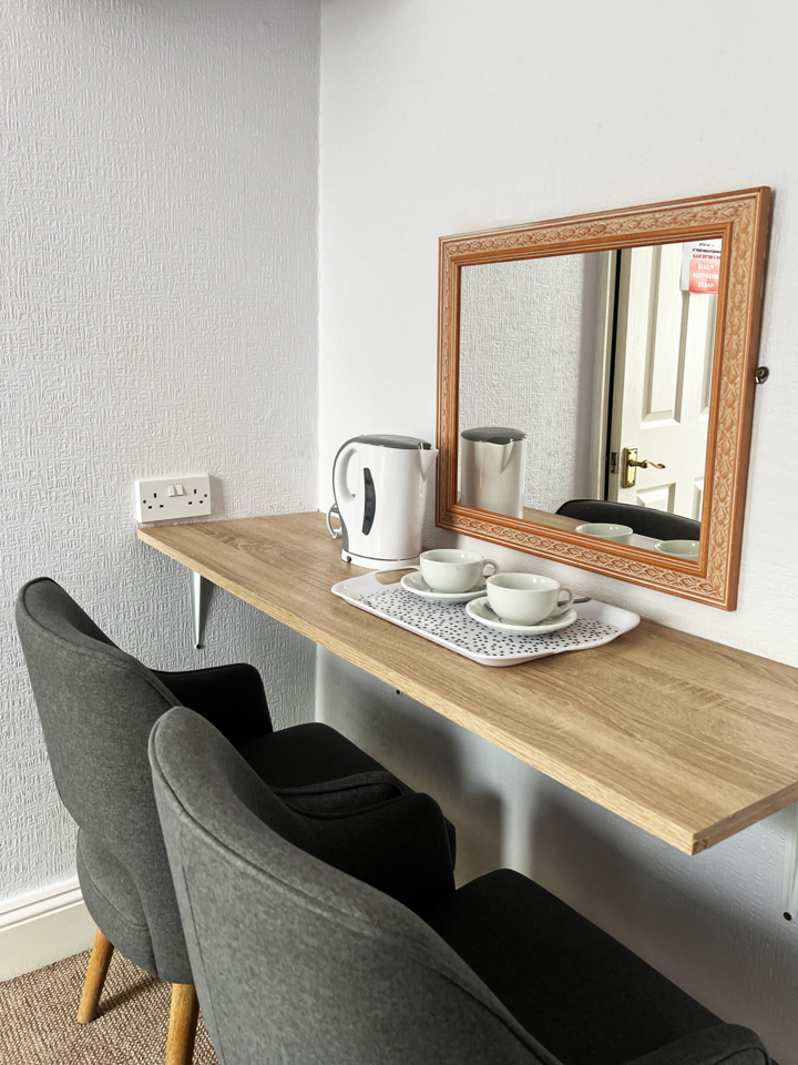 Grove Lodge Weston-super-mare. Breakfast Included. - Weston-super-Mare
