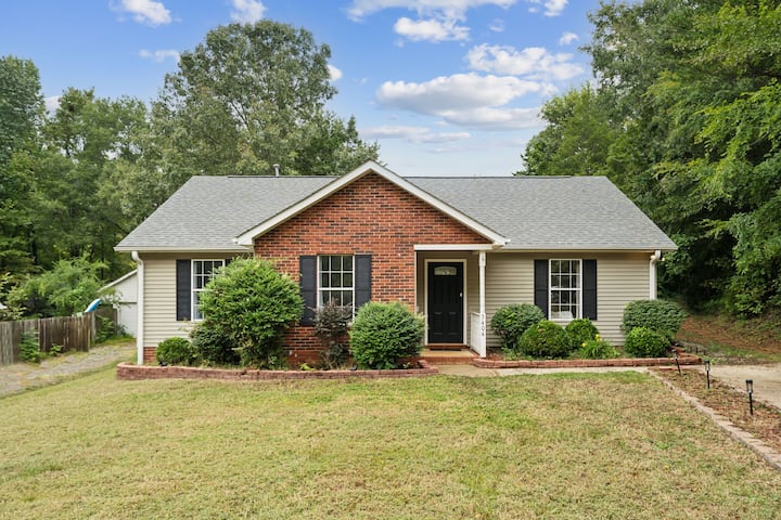 Cozy Pet-friendly 3br Home -Fenced Yard, Fire Pit - Harrisburg, NC