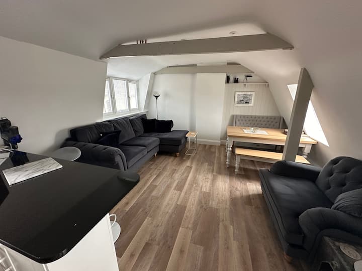 3‑bed House In Stamford — Steps From Train Station - Bourne