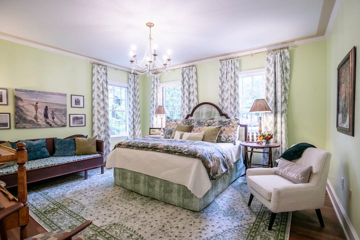 The Sweet Bay King Suite By Velvet Ditch Villas - Oxford, MS
