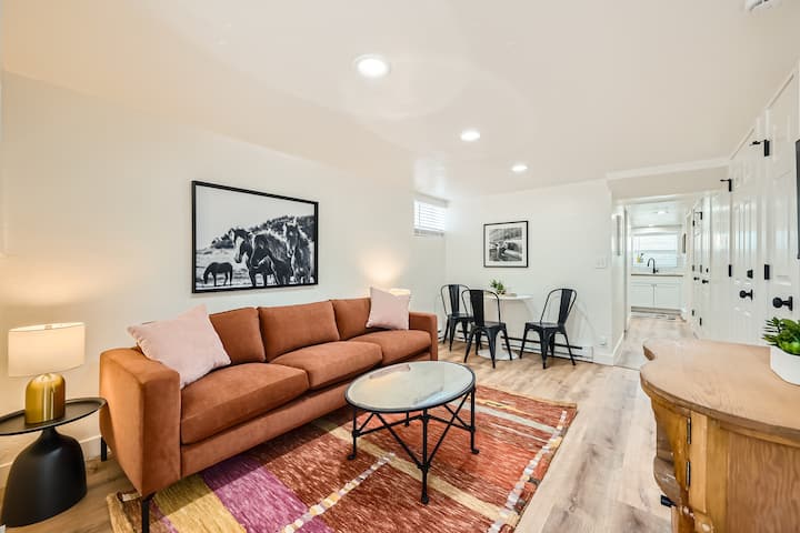 Stylish 2 Bed Garden Level Home - Greeley, CO