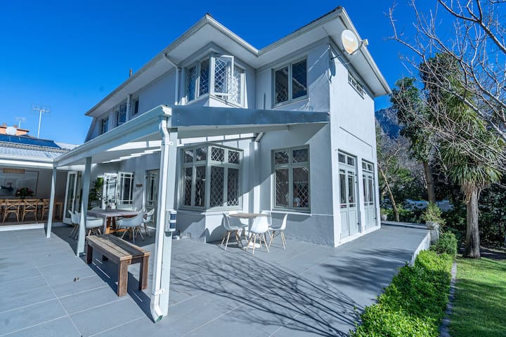 Home Away From Home On The Doorstep Of Adventure. - Le Cap