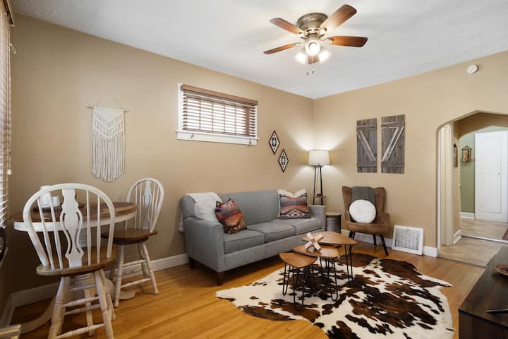 *Workstation + 65" Smart Tv + Laundry + Free Wi-fi - Minot, ND