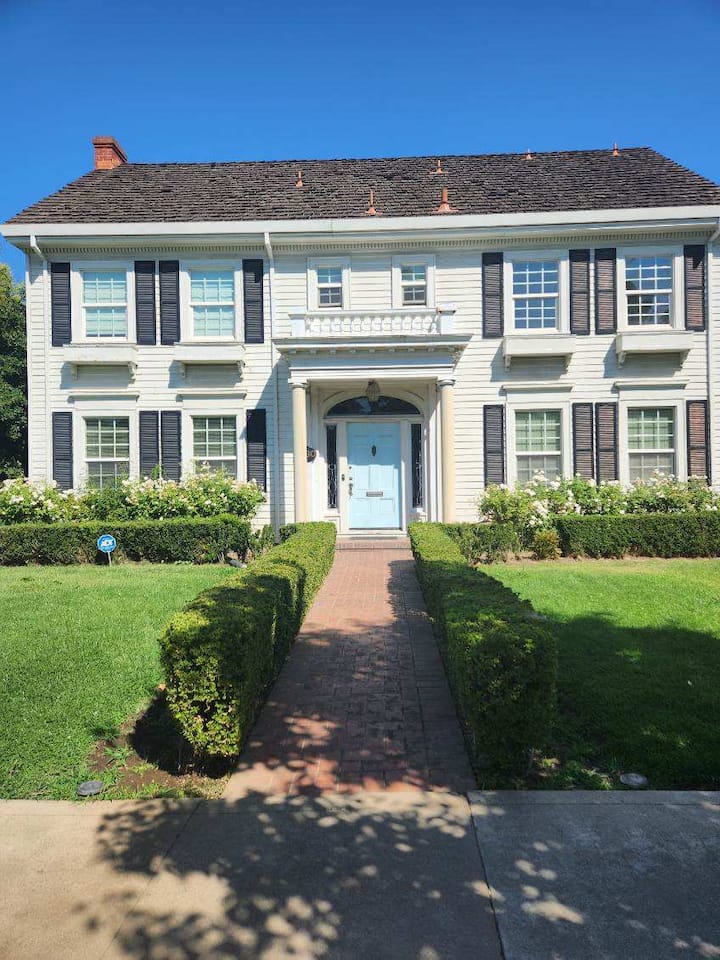 Vintage Charm For A Modern Royal - Stockton, CA