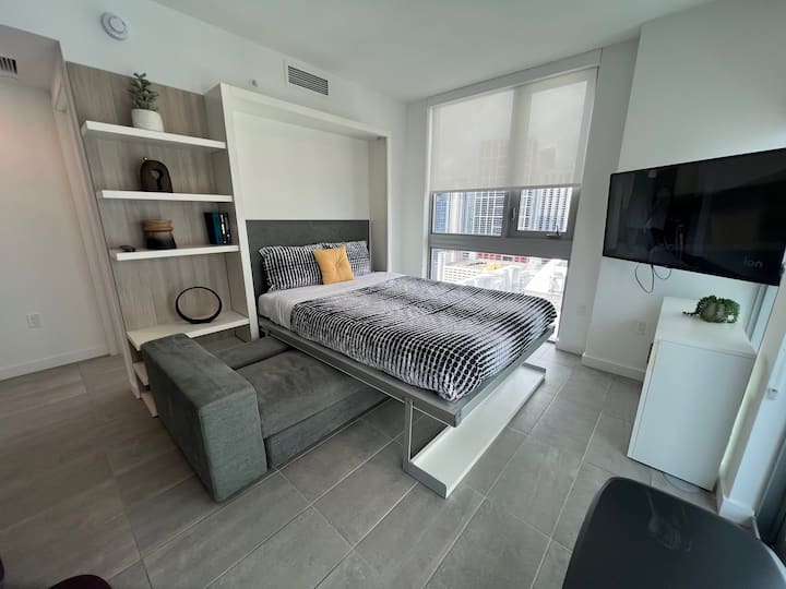 Stylish Downtown Miami Getaway & 30th Story Views - Miami, FL