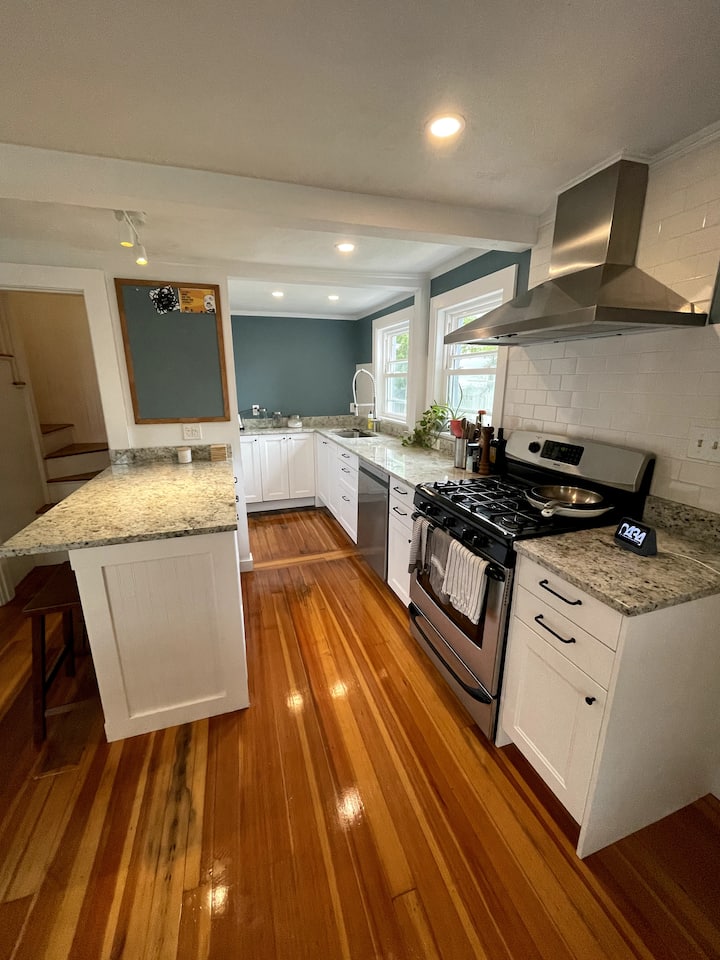 Cozy Townhouse Near Salem, Beach & Town - Salem, MA