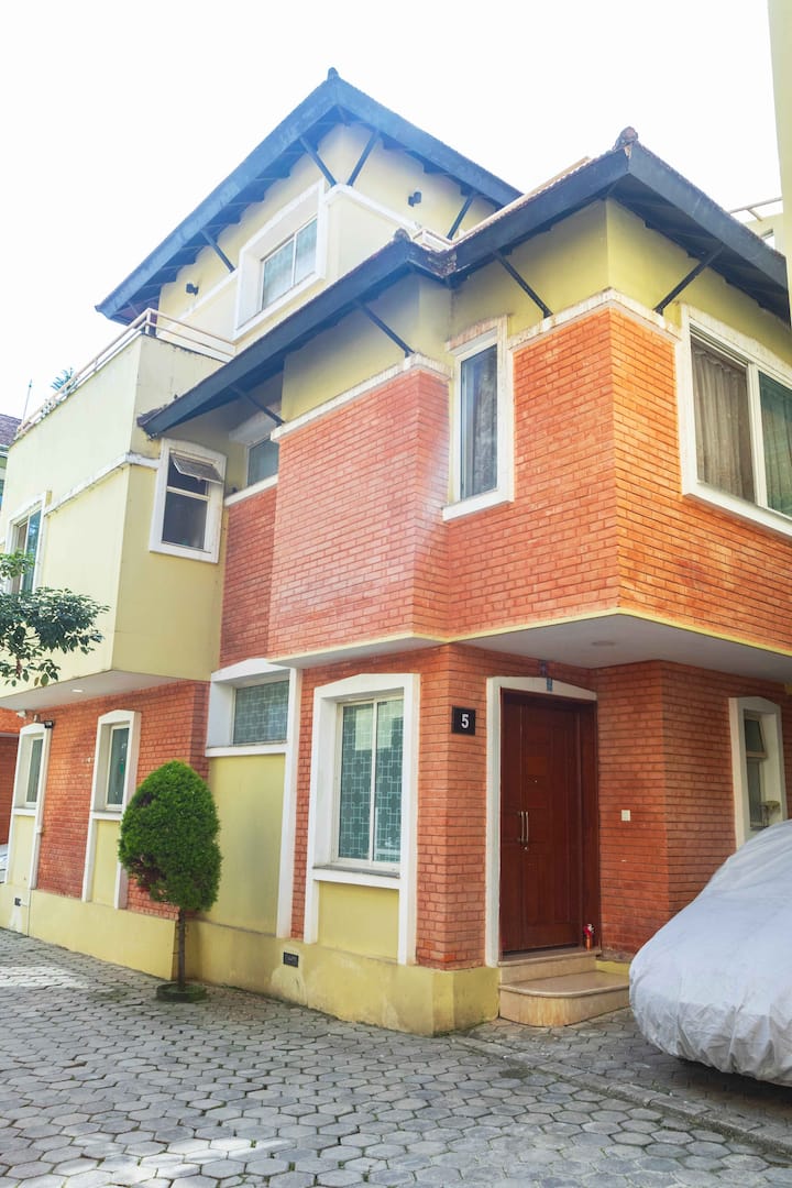 Peaceful Cozy Bungalow In Maharajgunj, Kathmandu - Kathmandu