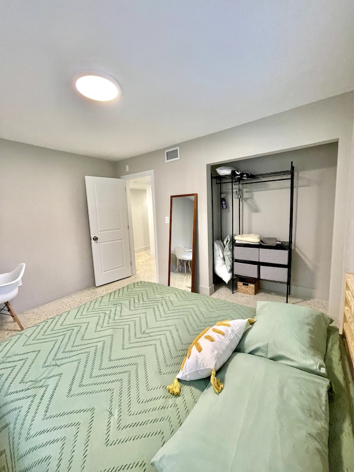 Room In Central Location - Miami, FL