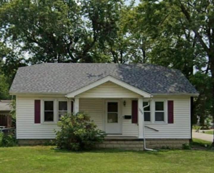 Birdsong Executive Cottage - Decatur, IL