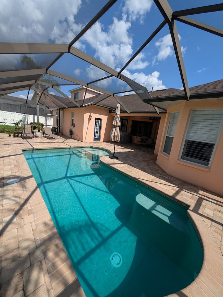 Executive 5br + Loft | Sleeps 14 | Owner-hosted - Tampa, FL