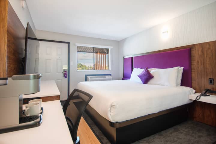 Modern King Hotel Room E - Courtenay, BC, Canada