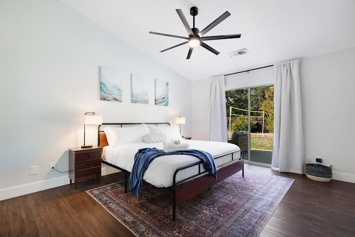 *New* Overflow 96 | Hot Tub - Central - Spacious - Shasta Lake, CA