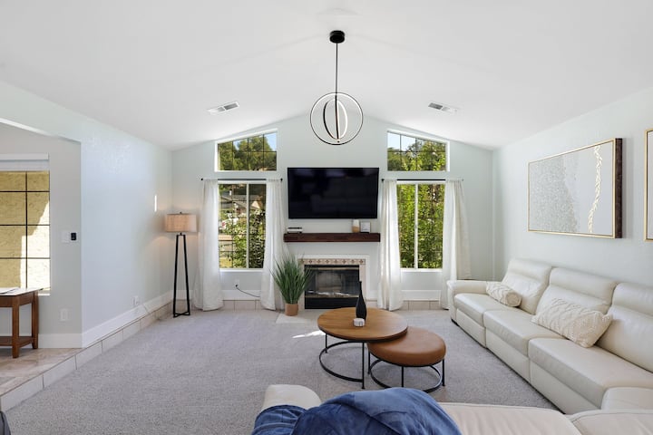 *New* Overflow 96 | Hot Tub - Central - Spacious - Shasta Lake, CA