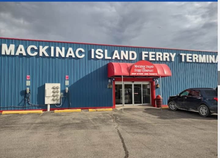 Stylish Studio Near Ferry-fast Wifi & Free Parking - St. Ignace, MI