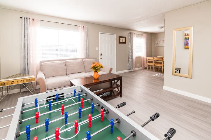 Luxe 4-bedroom Retreat With Foosball Fun! - Las Vegas