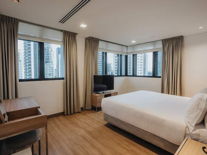 Fabulous 2 Br At Orchard - Bishan