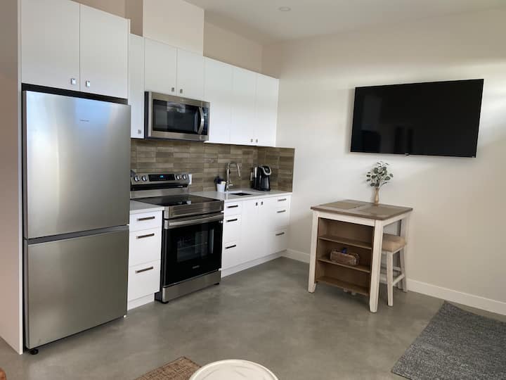 Private New Suite W/kitchen - Vernon