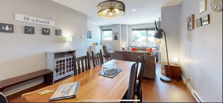 Sleeps 8, 3 Bdrm, Ski In/out, Private Hot Tub - Sun Peaks