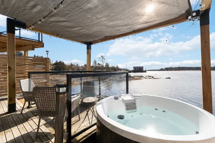 Waterfront With Stunning Views! Hot Tub/firepit - Lunenburg