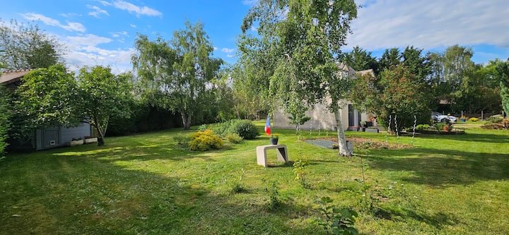 Maison Dans Un Petit Village. - Houdan