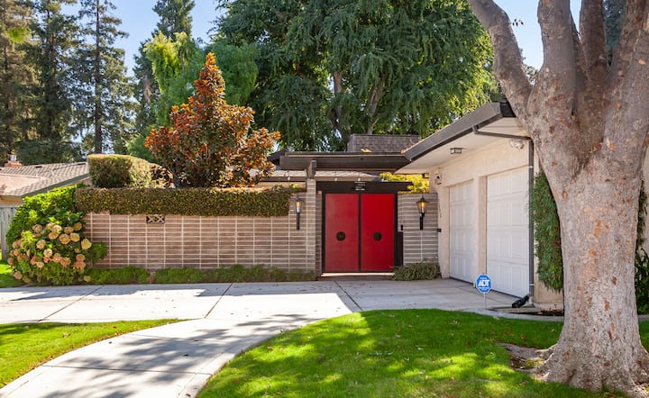 Modern Renovated Private Oasis For Executives - Stockton, CA