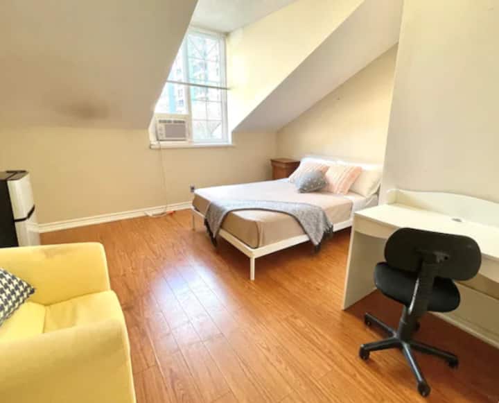 Spacious Double Bed With Private Shower Downtown - Toronto