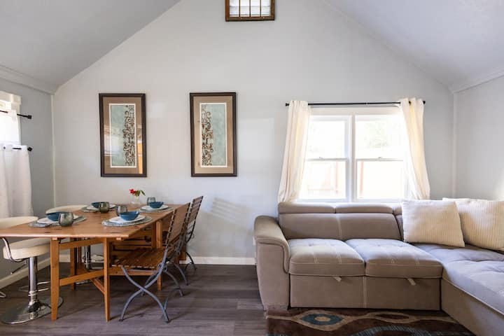 *New* Riverside Tiny Home Gem, 5 Min Unr + Grill - Reno, NV