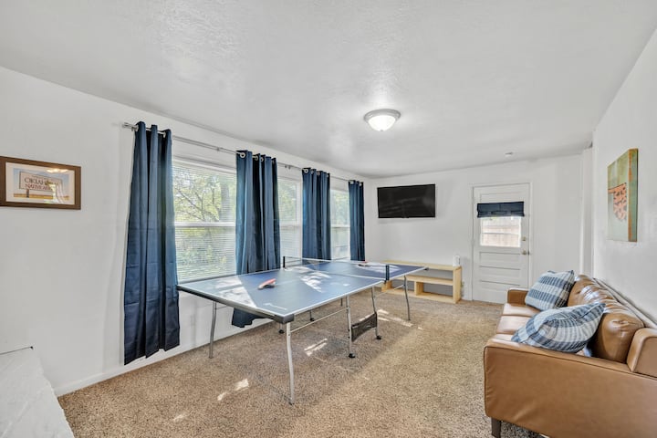 Comfortable Home W/ Ping-pong Table (Walk To Ou!) - Norman, OK