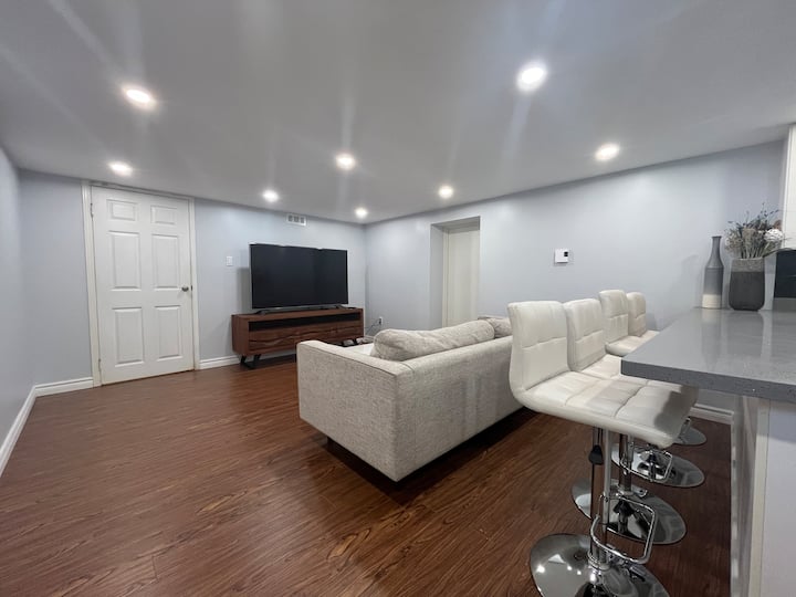 Bright Private 1 Bdrm Bsmt Apt All To Yourself - Toronto