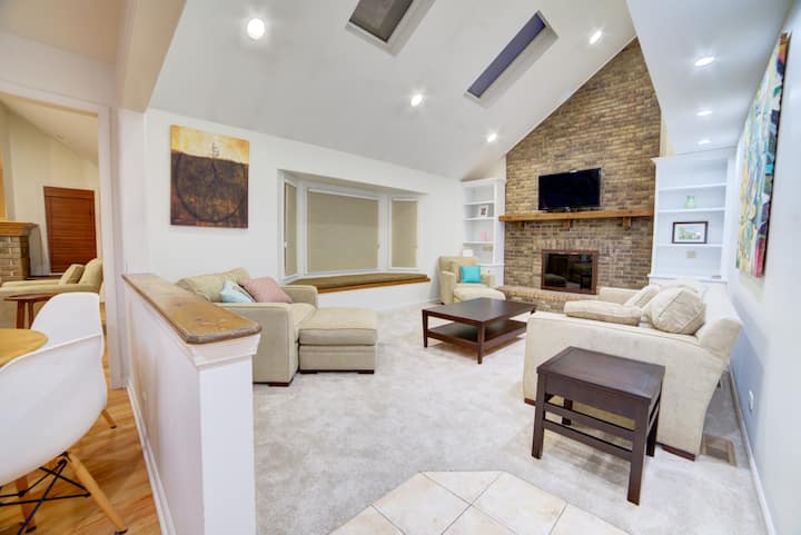 Large 3level Familyfriendly Home - Wheaton