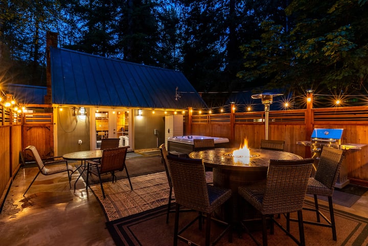 Mt Rainier Cottage, Large Patio, Hot Tub, Firepit! - Ashford, WA