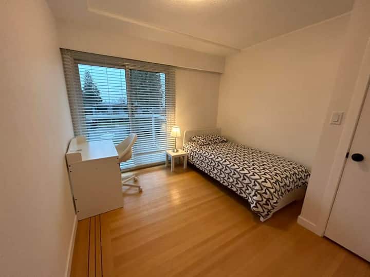 North Vancouver, 26th E St, Room For 1 Guest, U1 - North Vancouver