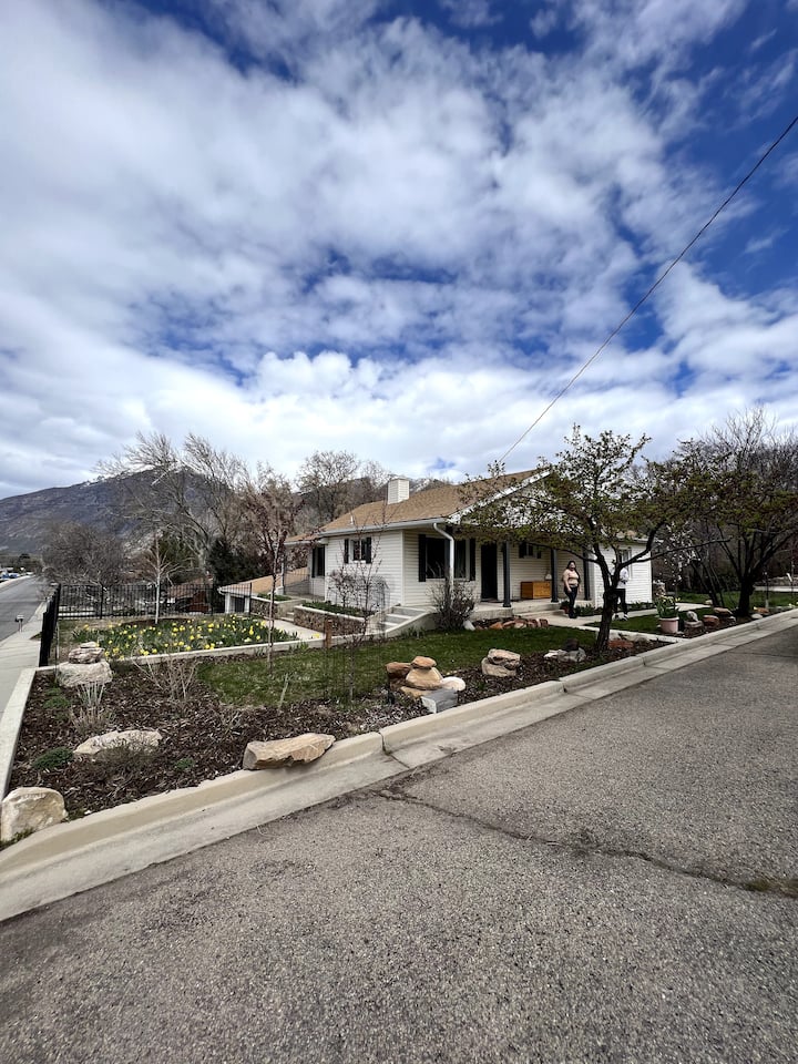 2 Bed Charming Cottage Apartment - Springville, UT