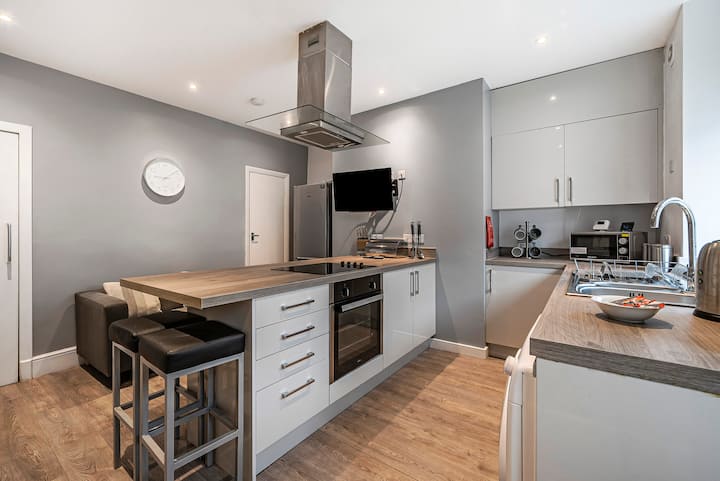 Affordable Contractor Burnley Home | Free Parking - Burnley